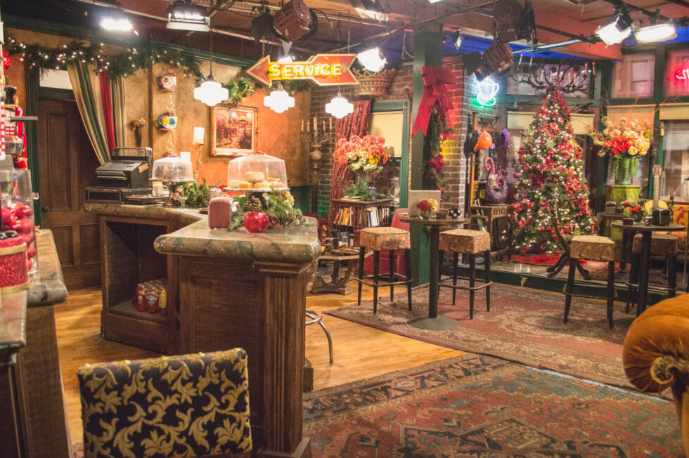 How to Visit the "Friends Studio Tour" in LA with the Warner Bros ...