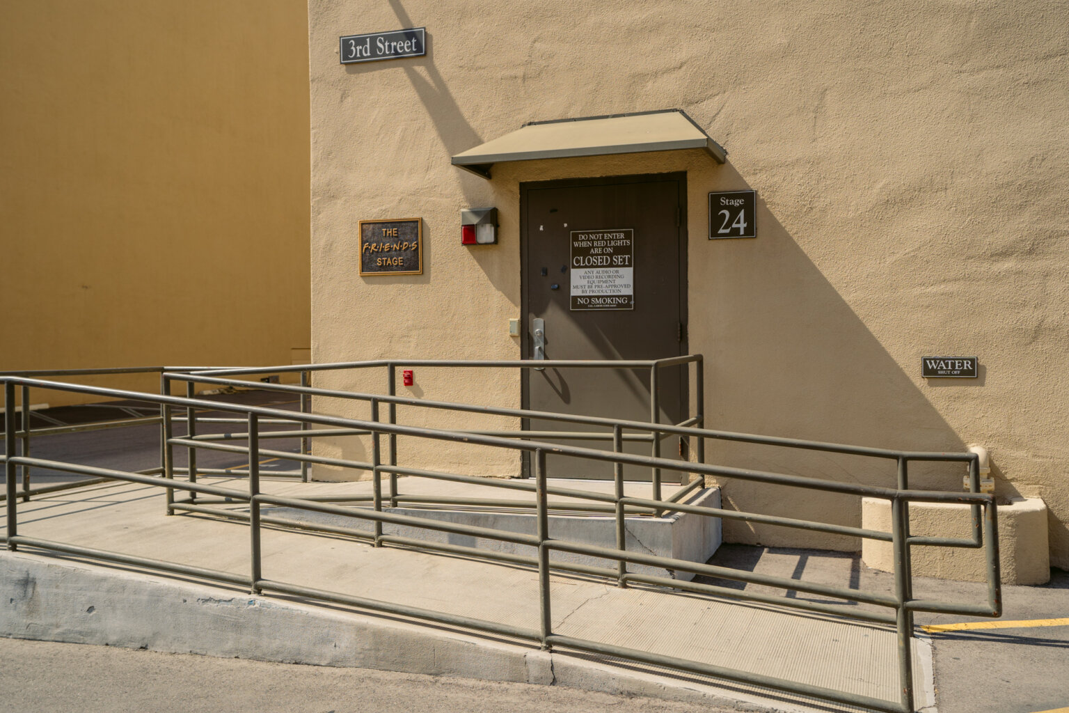 How to Visit the "Friends Studio Tour" in LA with the Warner Bros ...