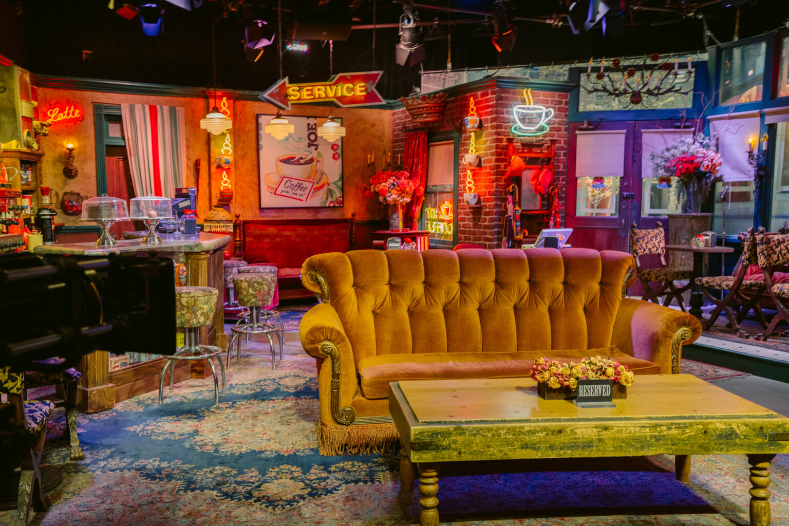 How to Visit the "Friends Studio Tour" in LA with the Warner Bros ...