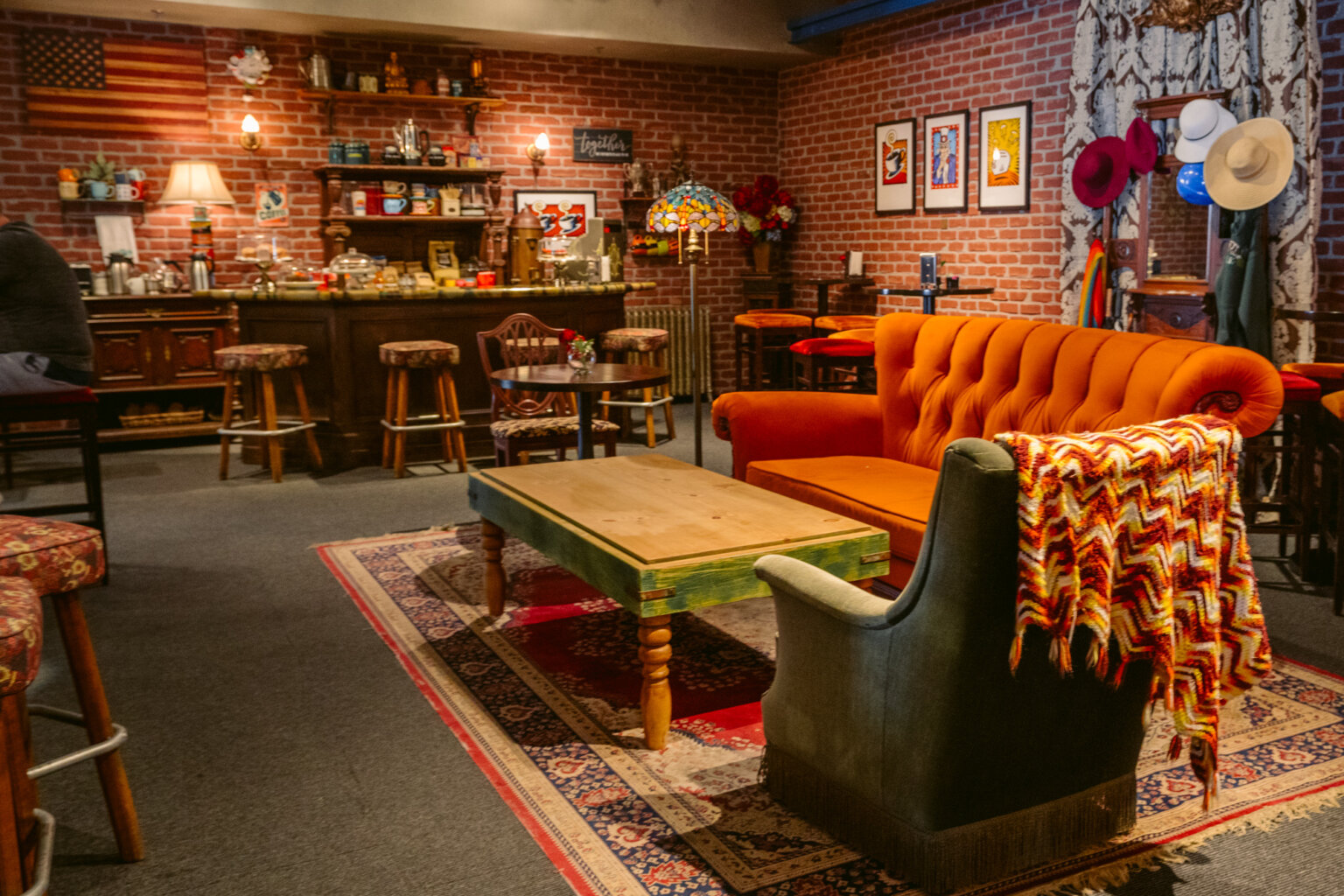 How to Visit the "Friends Studio Tour" in LA with the Warner Bros ...